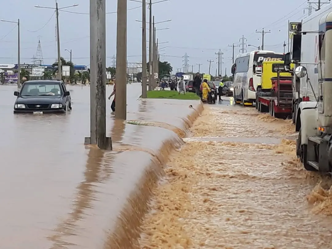 Machala se inunda tras intensas lluvias: Vía Machala-Santa Rosa ...